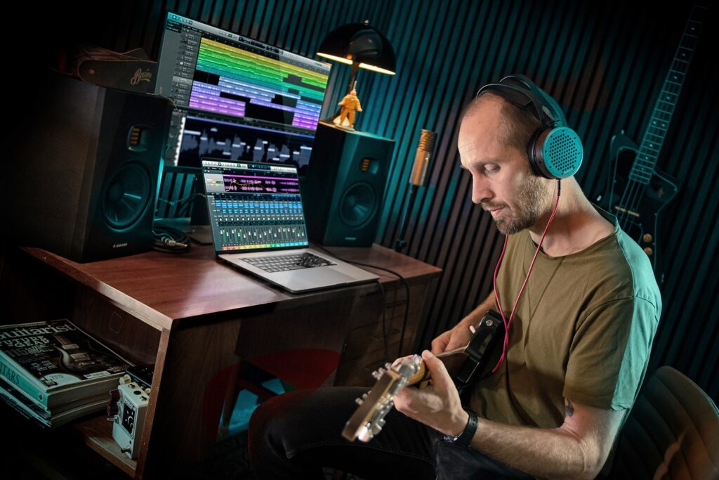 ADAM Audio [Blog] - Blending vintage and modern with Baum Guitars